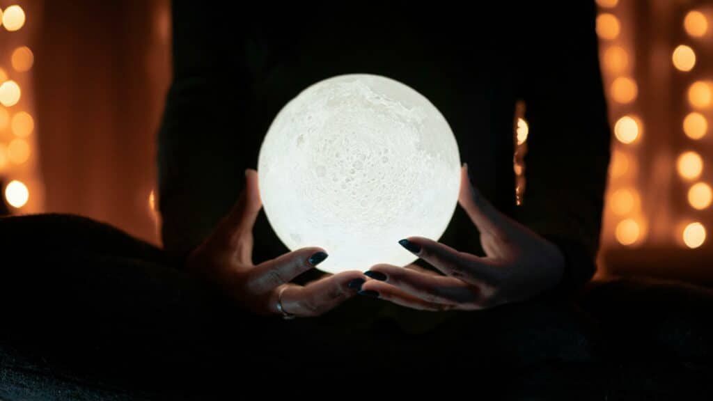 Are Mediums Real? How to Spot a Fake Psychic | Purple Garden
